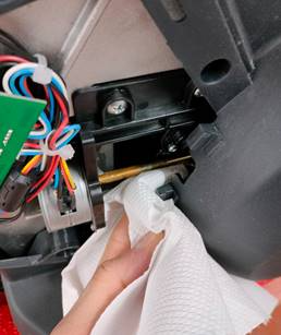 Cleaning the motor screw thread – Elite Knowledge Base